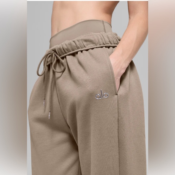 ALO Yoga | Pants & Jumpsuits | Alo Accolade Straight Leg Sweatpants ...
